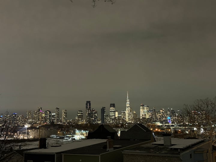 Unobstructed Nyc Skyline View W/ Balcony & Parking - Bayonne, NJ