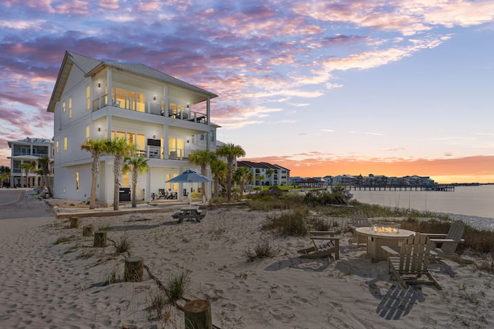 Waterfront Family Retreat • Game Room • Sunset - 나바르