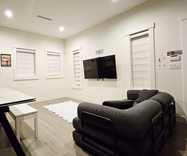 Entire Place Modern Home Central Near 15 Min Dtw. - Vancouver