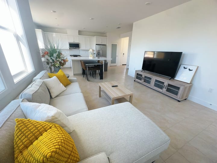 新干净温馨一楼客厅厨房客厅前后院二楼主卧套房King床加两间次卧queen 床和洗衣房三楼有景和套房 - Irvine, CA