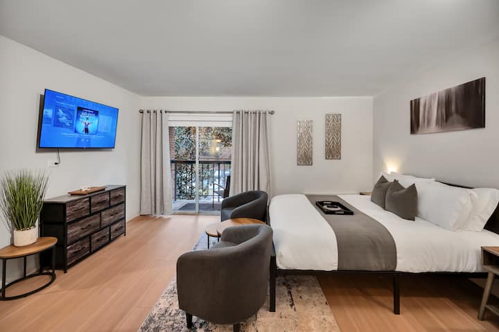 A Upscale Midtown Studio Private Balcony, Gym&pool - Raleigh, NC