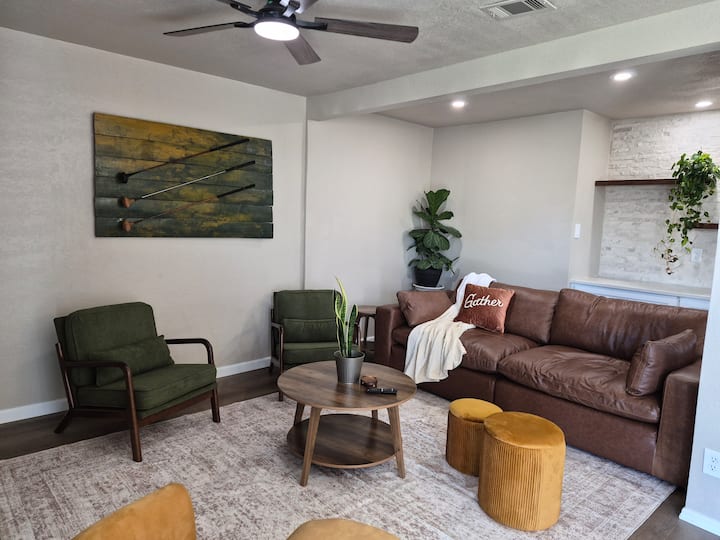 Stylish Newly Remodeled Home With Putting Green - SEA LIFE Grapevine Aquarium, Grapevine