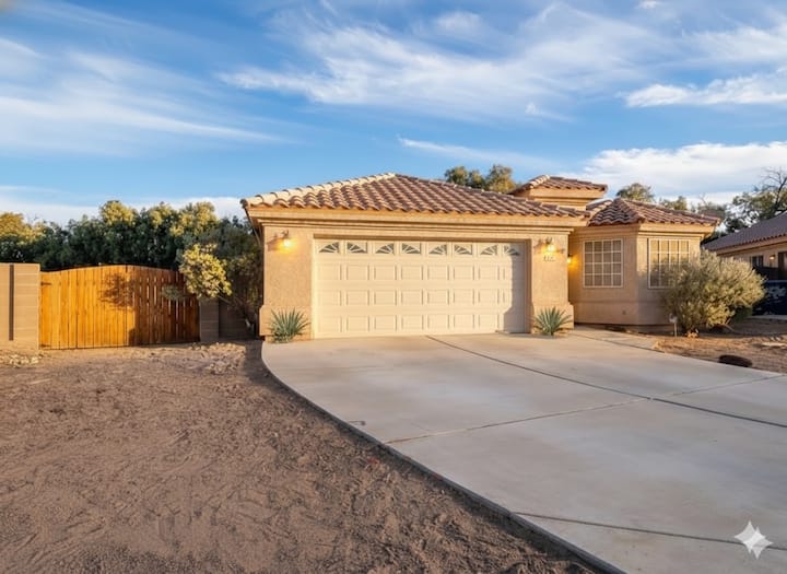 Secluded 3br: 2 Tvs, Pool, Workspace, Huge Yard - Yuma, AZ