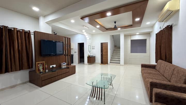 Spacious Family 4bhk Bungalow Close To Attractions - Vadodara