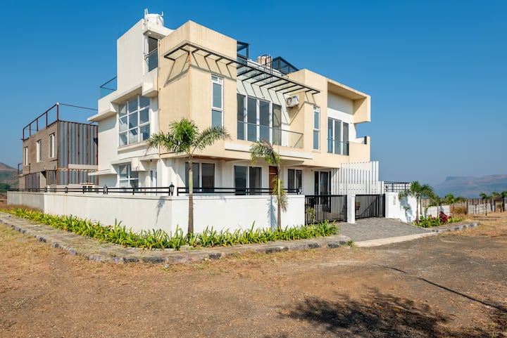 Villa W/ Hill Views, Glass Room, Pool & Dam Nearby - India