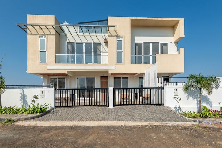 Hill-view Villa W/ Glass Room, Pool & Nearby Dam - Igatpuri