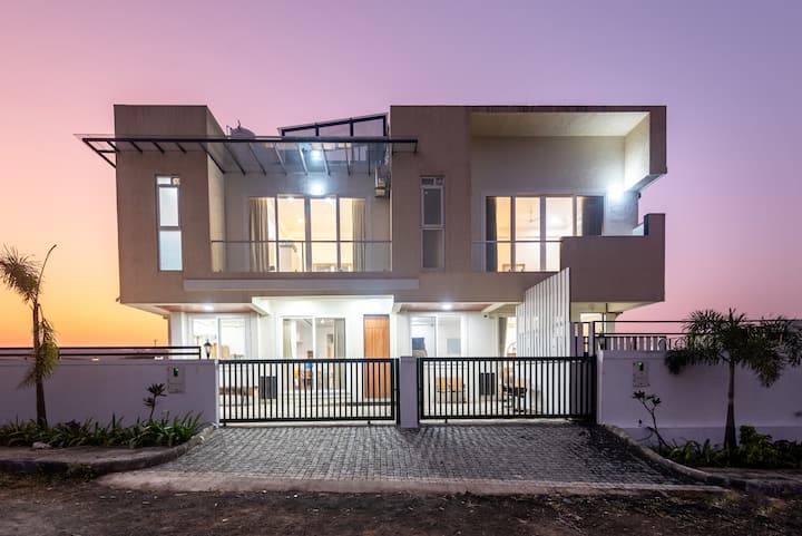 Hill-view Villa W/ Glass Room, Pool & Nearby Dam - Igatpuri