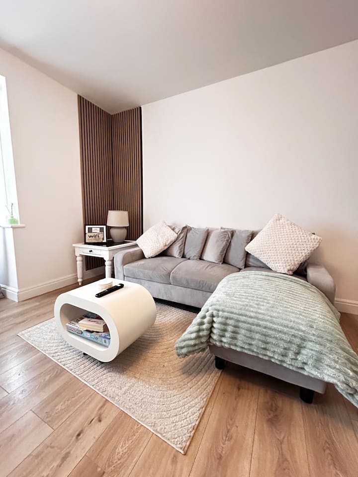 Modern Apt With Pool Table & Parking - 4 Beds - Slough