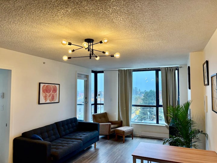 Sunny 2 Bed 2 Bath Apartment - Burnaby