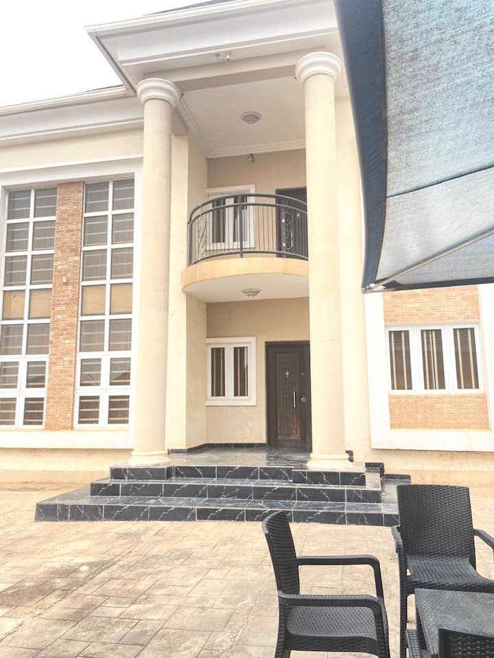 Spacious House With Constant Electricity And Game - Ibadan