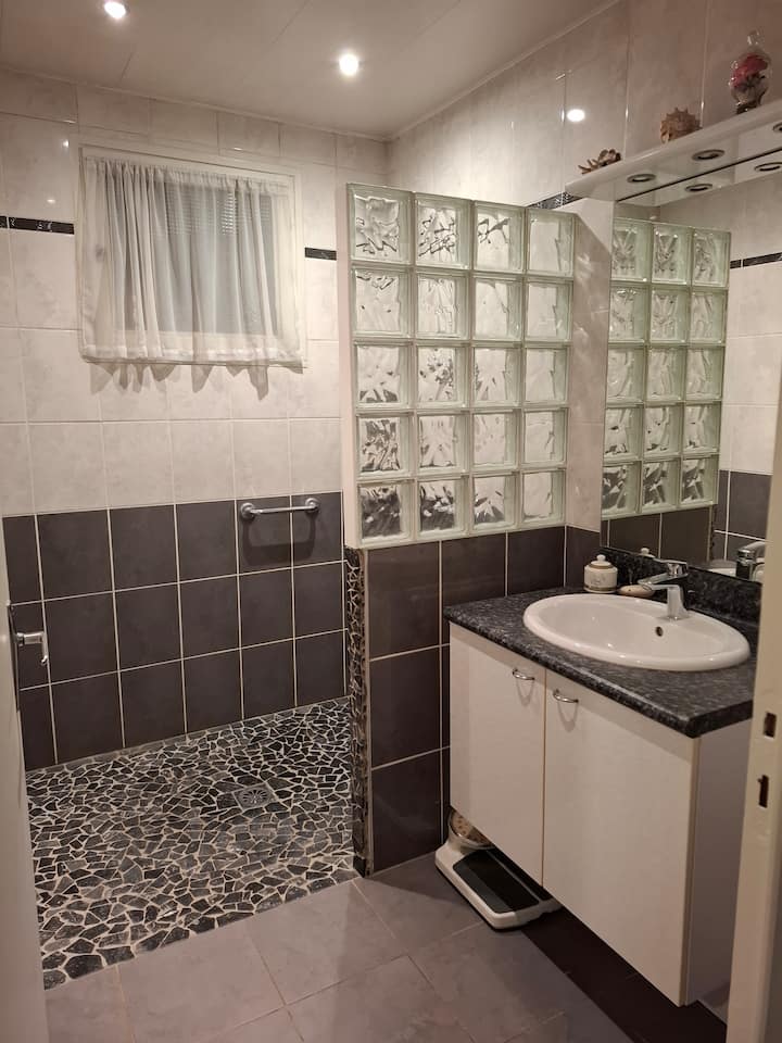 Logement Paisible Dans Maison Individuelle - Lorette