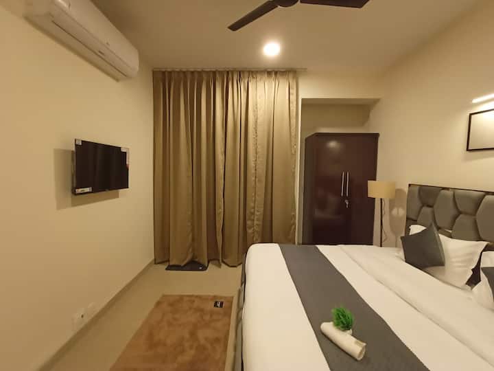 Urban Roost | Modern 2bhk Apartment For 4 Guests - Agra