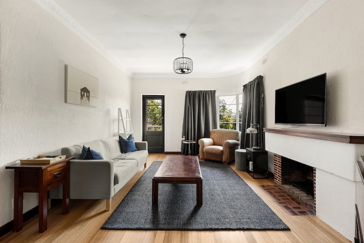 Streamline Moderne Apartment W/ Dedicated Parking - Australia