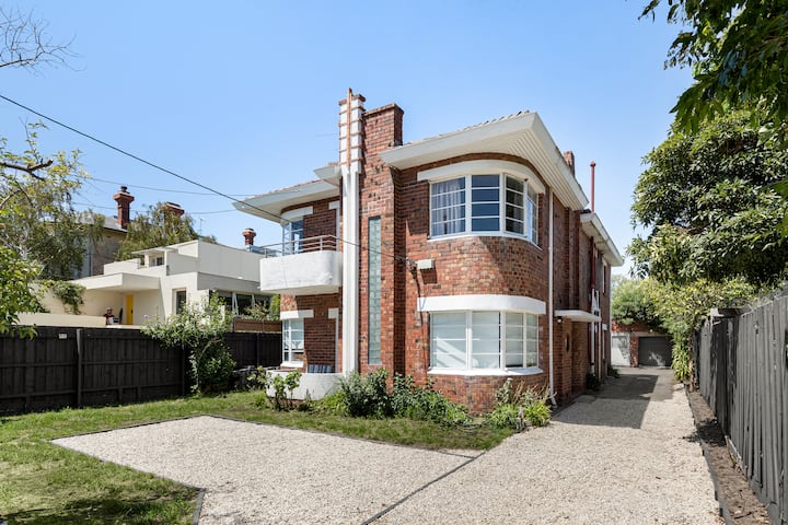 Streamline Moderne Apartment W/ Dedicated Parking - Bayside City