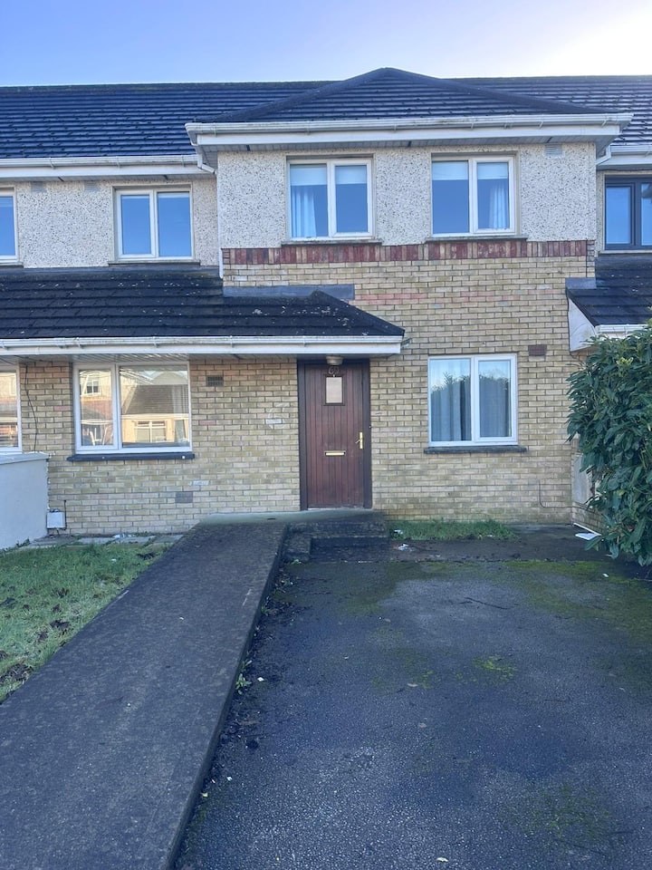 Spacious 4-bed Home W/ Driveway & Large Garden - Portarlington