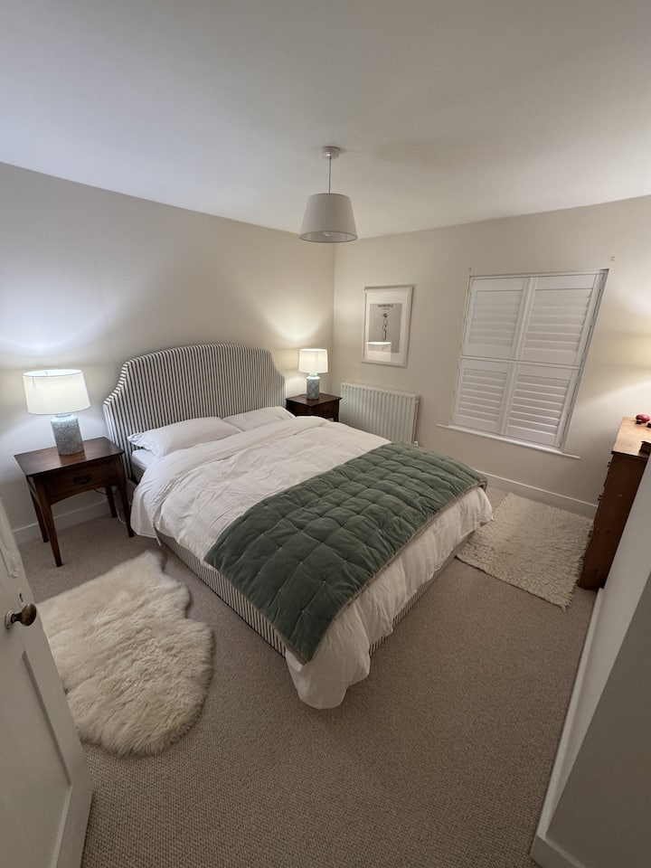 Spacious And Light Room In Charming Victorian Home - Shere