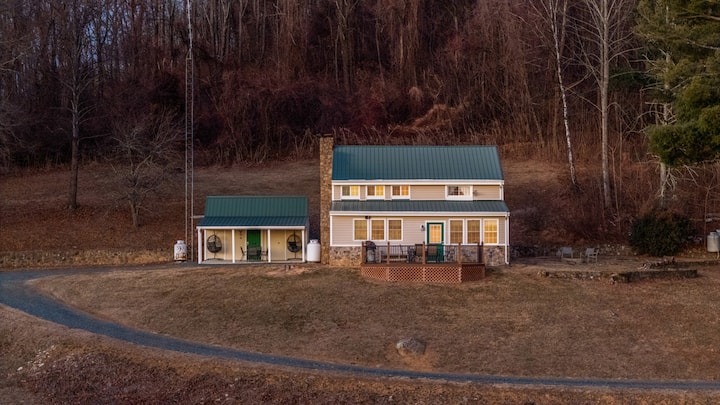 Mountain Retreat: Stunning Views, Fire Pit, Peace - Big Island, VA