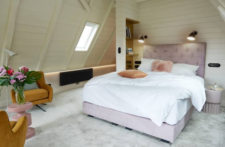 Hotel Five Rooms / Comfort Rooms - Leer