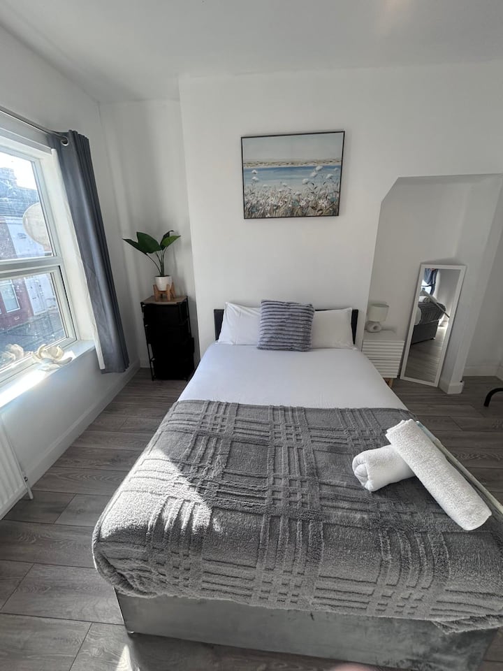 2-br In Birkenhead| Ideal Contractors| Relocator - Wirral