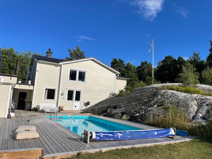 Modern Villa Med Pool På Ekerö – Nära Golf & Natur - Ekerö