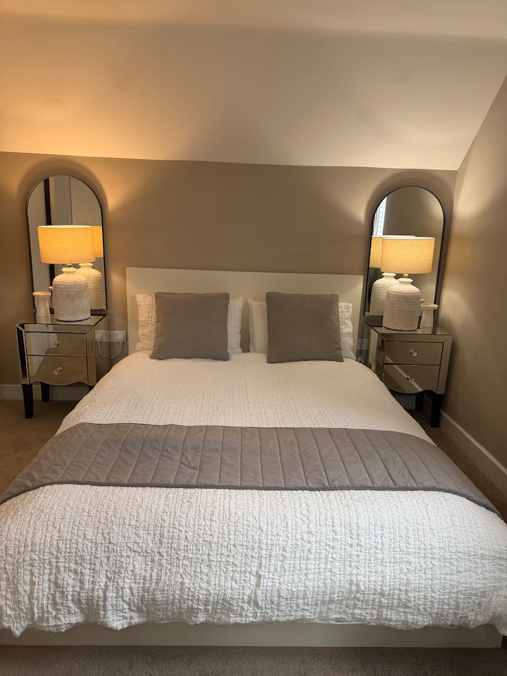 Stylish Sea View 3 Bed Retreat | Hot Tub, Air Con - Portsmouth