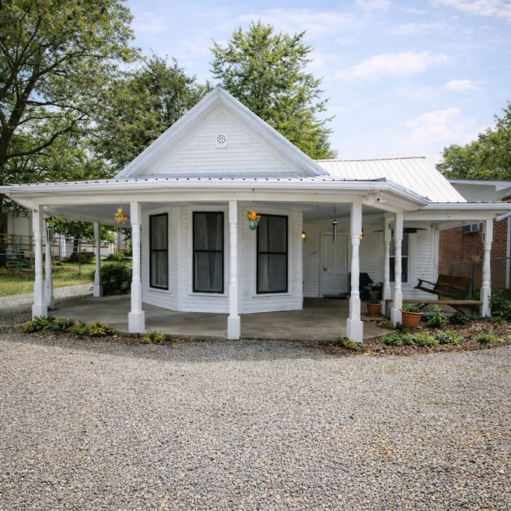 Historic Lone Mountain Landing | 1 Mile To Lake - New Tazewell, TN