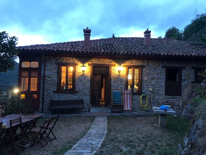 Donde Alicia, Casa Centenaria De Piedra Para 8 - Teverga