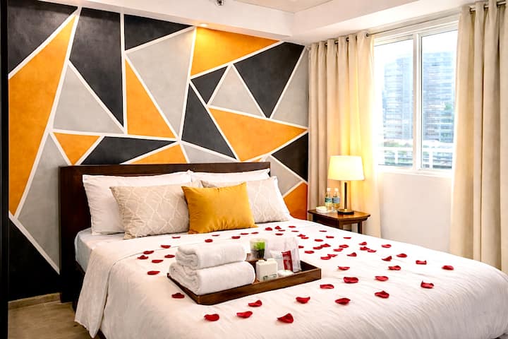 Big 1br Queen Bed City View Wi-fi+work Desk,50" Tv - Quezon City