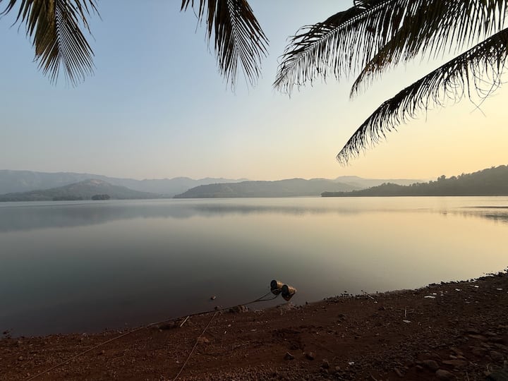Cozy Bedroom In A Beautiful Lake Facing Villa! - Lavasa