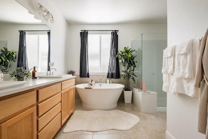 Spacious 3br W/ Spa Bath – Near Davis & Downtown - Woodland, CA