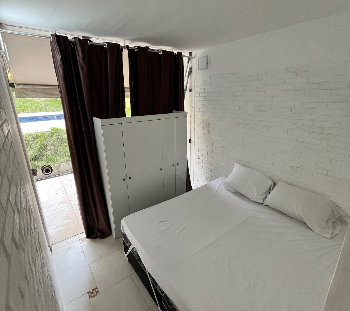 Doppelzimmer mit Kingsize-Bett und Pool in Morumbi - Häuser zur Miete ...