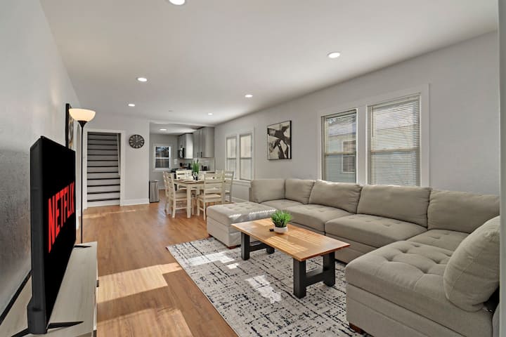 Stunning Home Getaway | 5 Queen Beds 1.5 Bath - Waukegan, IL