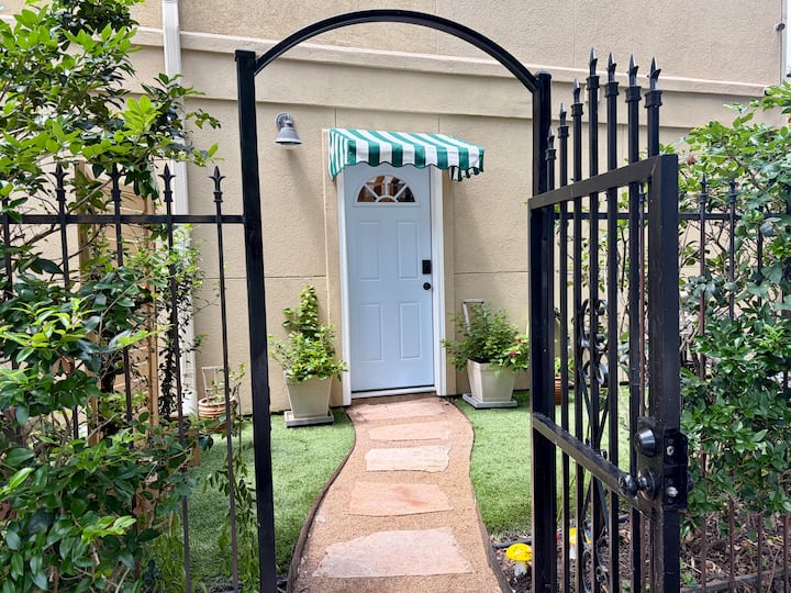 Montrose Garden Retreat | Walkable & Wfh-friendly - Houston, TX