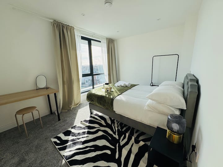 Near Hospital + City | Workstay, Parking & Balcony - Southampton