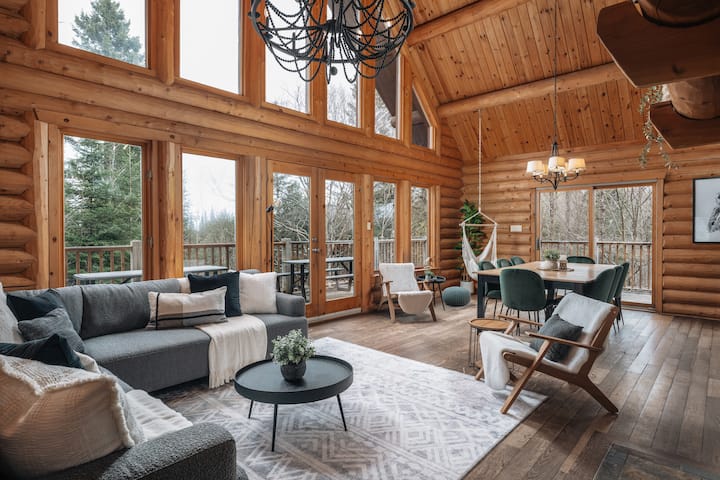 New! Luxury Timber Chalet - Hot Tub & Game Room - Laurentides