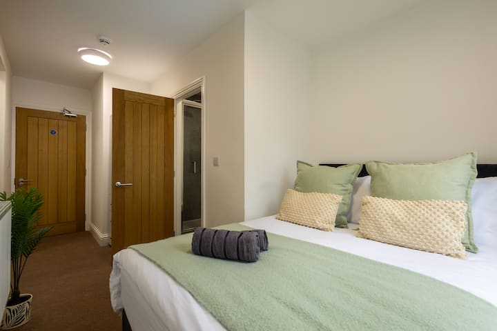 Chic Luxury Ensuite Room With Kitchen Access - Derby