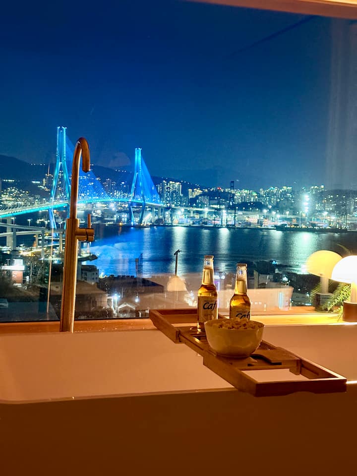 [소월가옥, 하월] #다락방 #부산항대교 #자쿠지 #오션뷰 #야외테라스 #빔프로젝트 #Lp - Busan