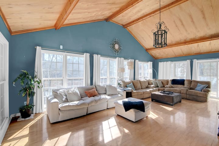 Lake Gaston Retreat - Waterfront - 5 Bed / 3 Bath - Lake Gaston