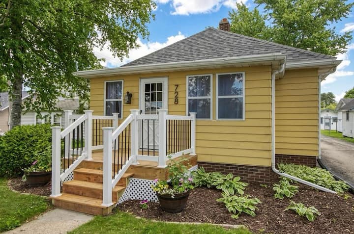 Cozy Sunshine House Walking Distance To Downtown - Wisconsin Dells, WI