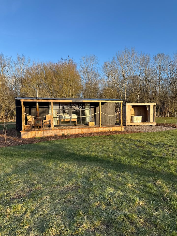 The Duck’s Den -With Natural Swimming Lake & Sauna - Cotswolds