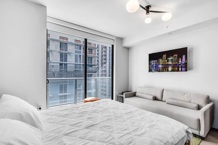 Modern Studio With Balcony & Full Amenities - Miami, FL