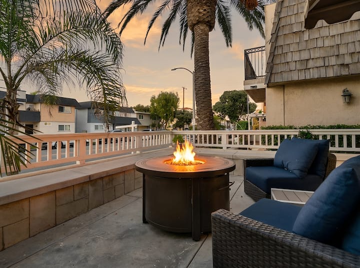 Steps To Beach | Sleeps 12 | A/c + Rooftop Vibes - Huntington Beach, CA