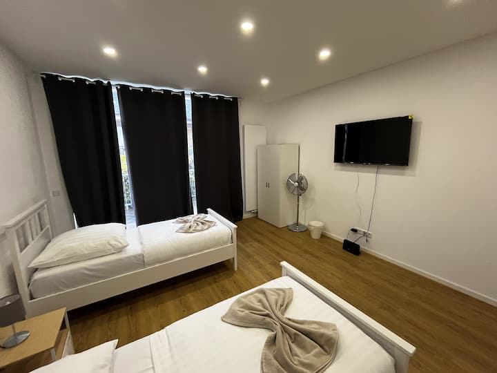 Central 4-bedroom Apartment With Kitchen & Balcony - Köln