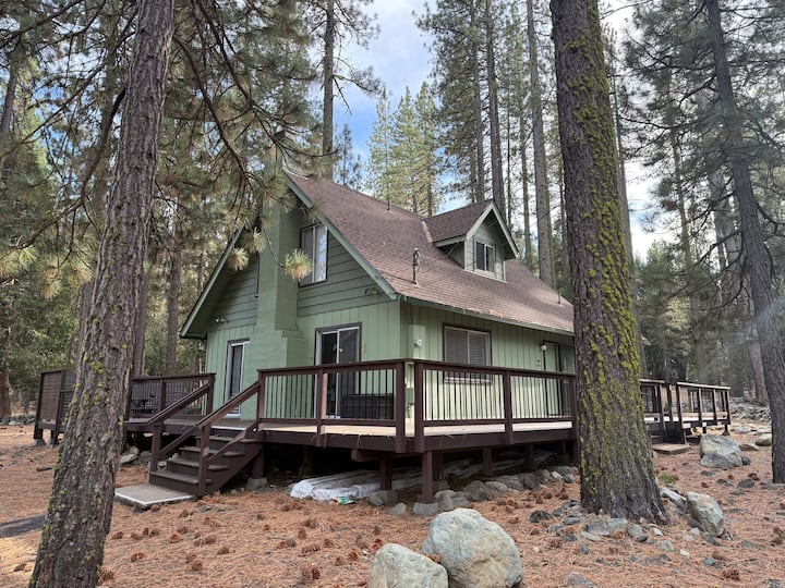 Starry Pine Retreat • Pet-free • Walk To Town - Graeagle, CA