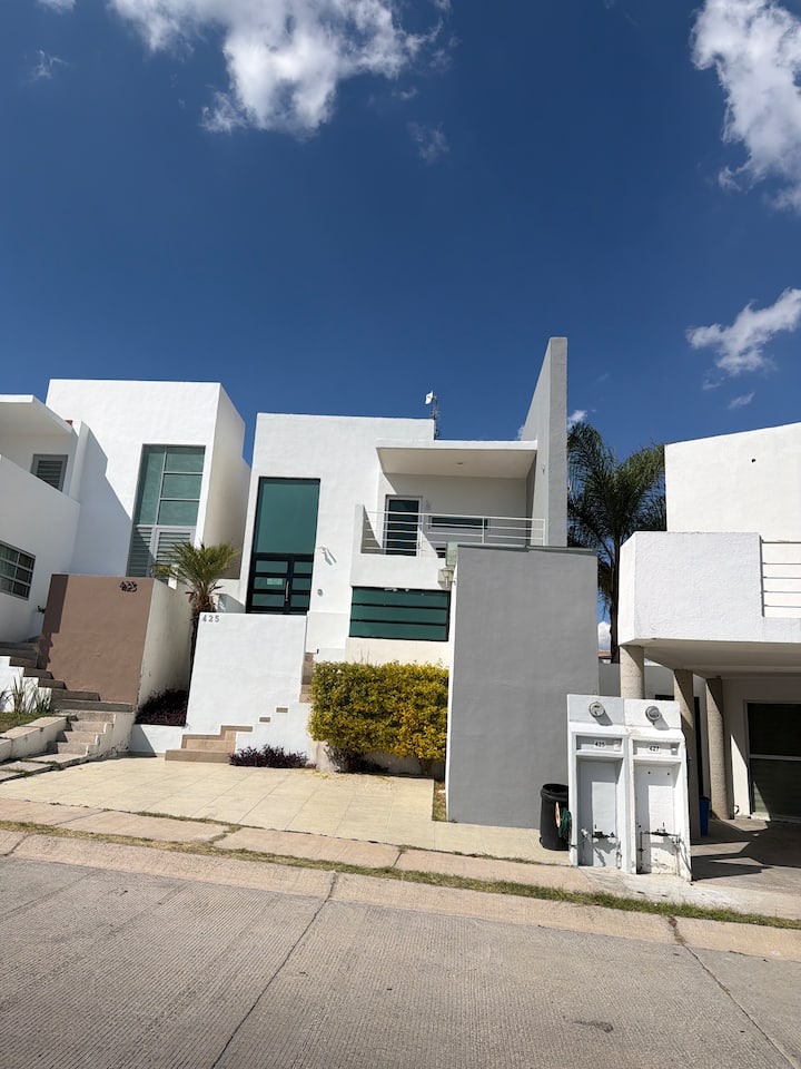 Casa En Privada Con Vigilancia Las 24 Horas - León