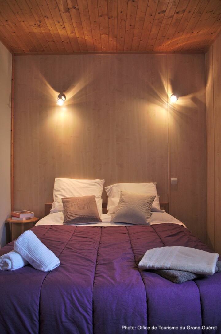 Gezellige Houten Chalet, Met Privé Terras - Guéret