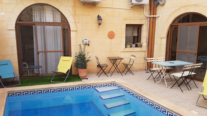 Golddom Homes | Breakfast And Pool In Gozo - Malte