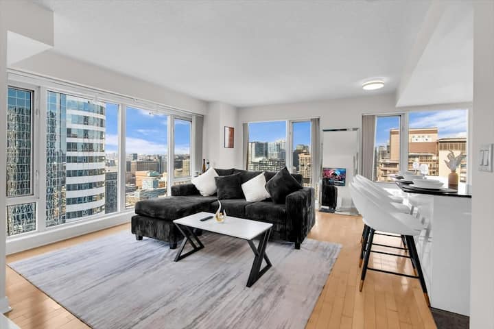 Luxury Downtown Condo | Yonge Dundas Parking Views - Toronto