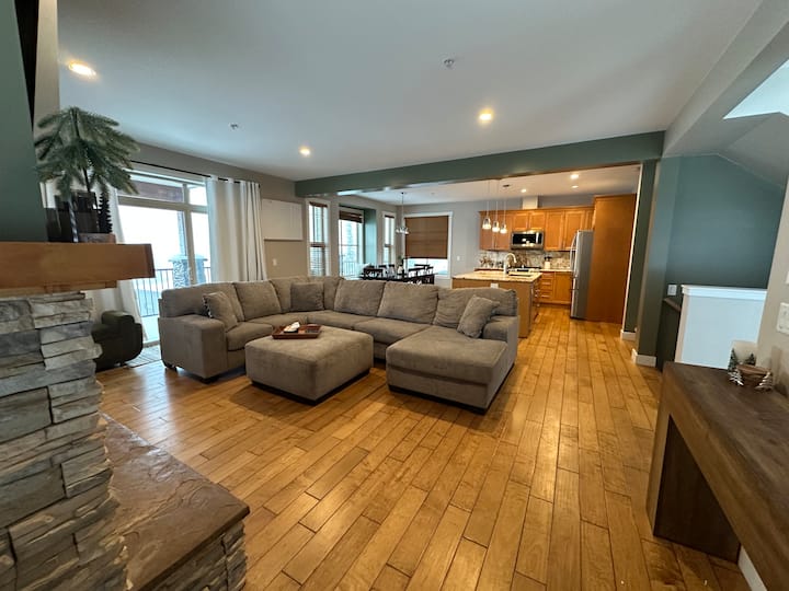 Ski-in / Ski-out, Pet Friendly 3 Bedroom W/ Hottub - Armstrong