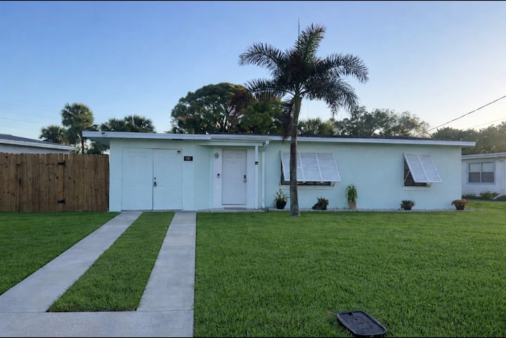 Welcome To The Surf House, Enjoy The Nautical Vibe - Melbourne, FL